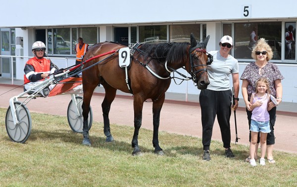 Aldebaran Floss breaks winning drought in style | Harness Racing New ...